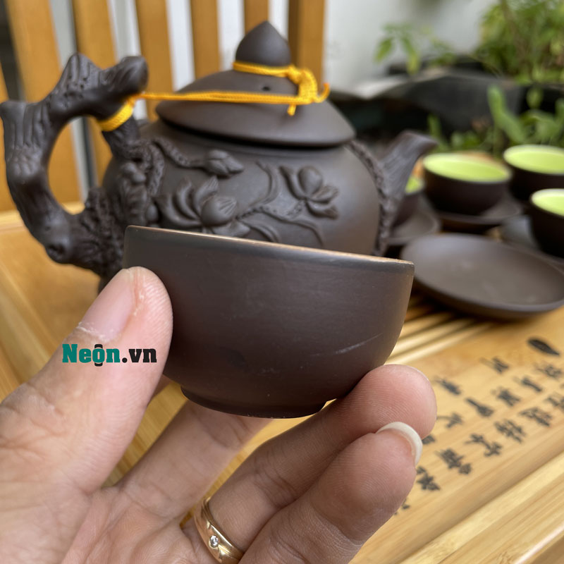 Ấm trà tử sa Bát Tràng đắp nổi hoa sen AC61B | Neon.vn-Shop gốm online